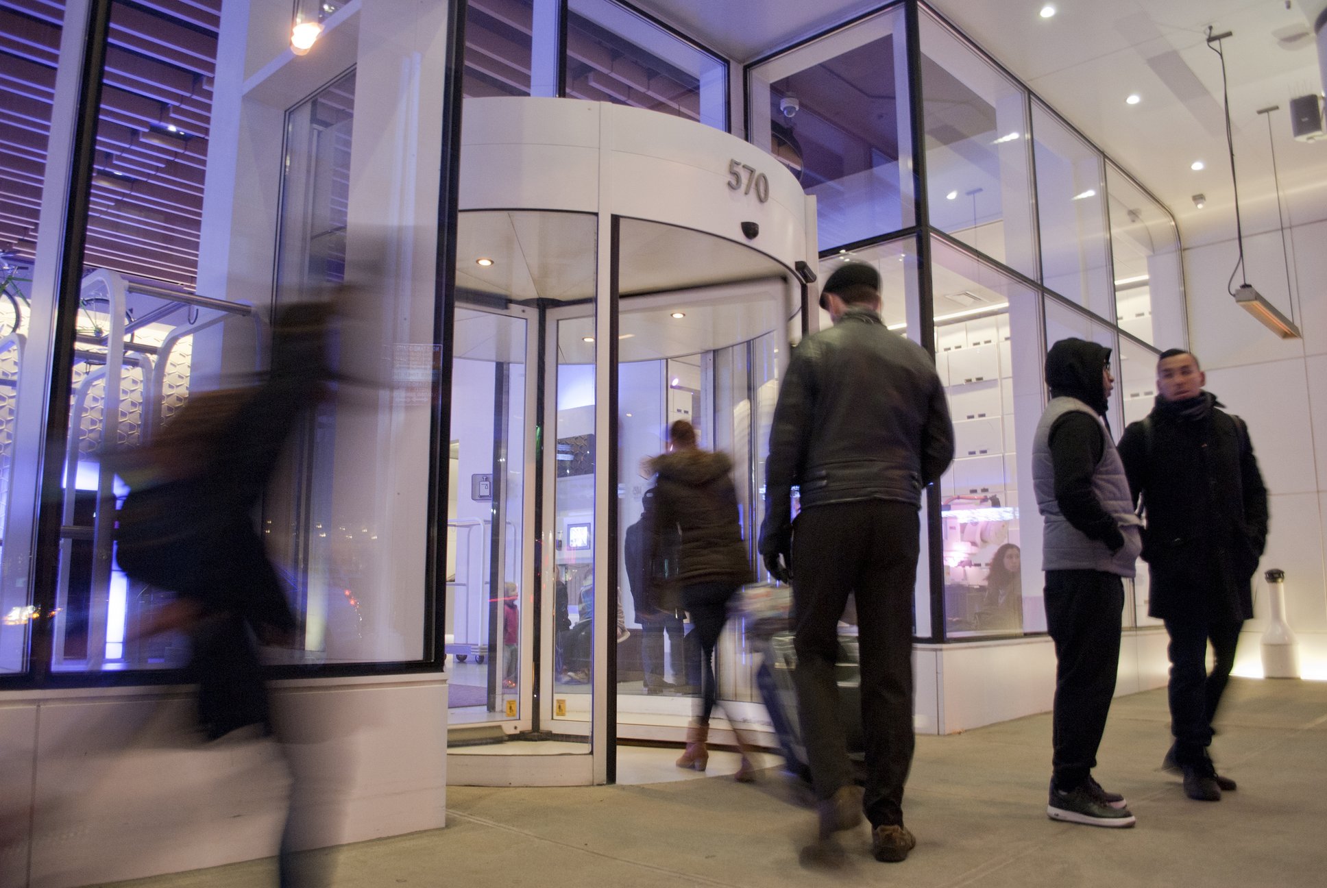 8 Key Benefits of Revolving Doors for Modern Buildings